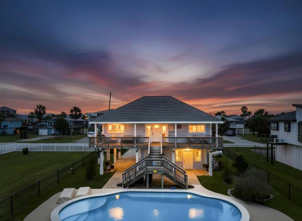 Relaxed Beach Getaway With Canal Views - Galveston, TX