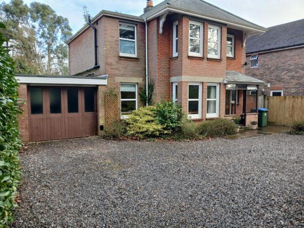 Spacious 3br Home With Garden & Parking - Southampton, UK