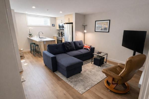 3732 Underground Cozy Stay In Royal Bay - Vancouver Island