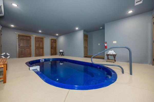 Mountain Sunrise Pool Cottage - Gatlinburg, TN