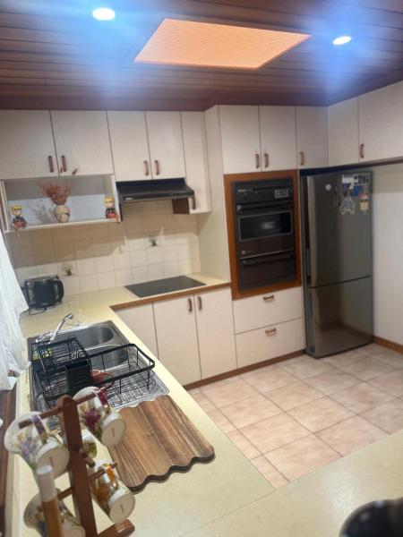 Adorable House With Lots Of Privacy - Atherton