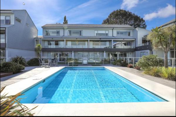 Stylish Lakeside Apartment - Sleeps 4 - Lake & Pool Views - Taupo