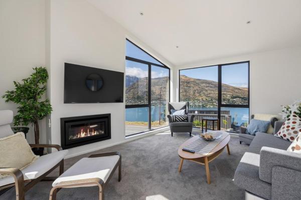 Elegant 4br Retreat With Lake Views - Arrowtown