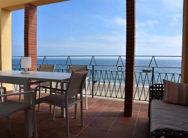 Torredembarra Beachfront Apartment Sleeps 6 - Torredembarra