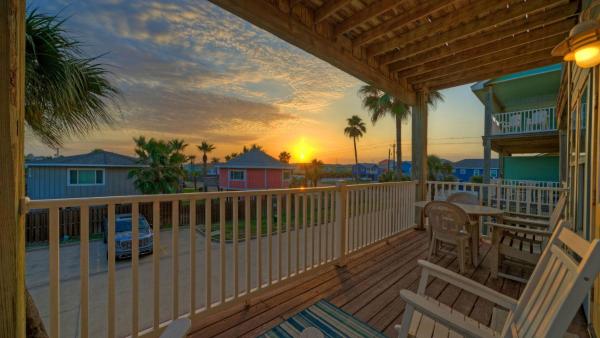 Beachwalk Breeze By Avantstay Pool Hot Tub Game Room Tiki Bar Walk To The Beach - Port Aransas, TX