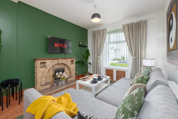 3bdr Town House In The Heart Of Holyhead - Free Onsite Parking - Holyhead