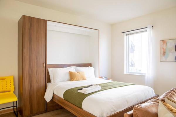 Modern Walker's Point Studio With Gym And Balcony - Milwaukee