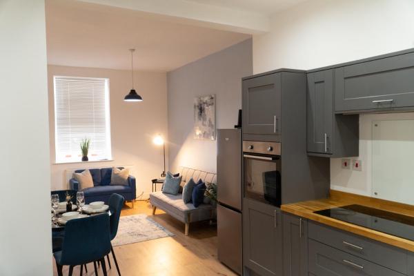 Stylish 3-bed Home, Co-op Live & Etihad Garden, Free Parking And Modern Workplace - Rochdale