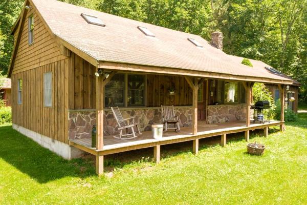 Warm & Inviting Cabin Retreat Perfect For Year-round Escapes In Denver, New York - Margaretville, NY