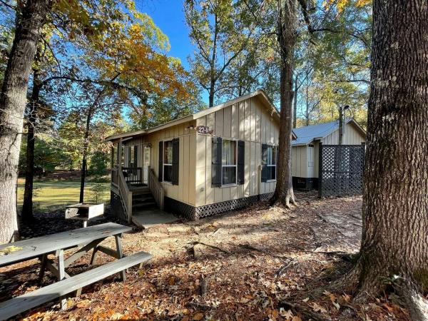 Scenic Waterfront Cabin With Covered Porch Overlooking Private Pond Near Zwolle, Louisiana - Louisiana