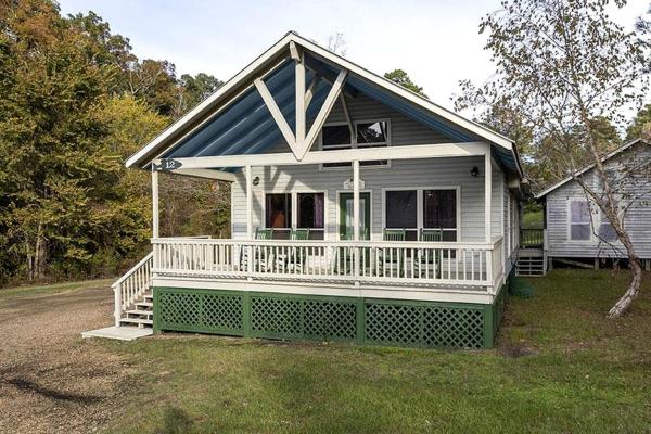 Spacious Lakeview Lodge & Cabin Combo With Fishing Pier Access Near Zwolle, Louisiana - Louisiana