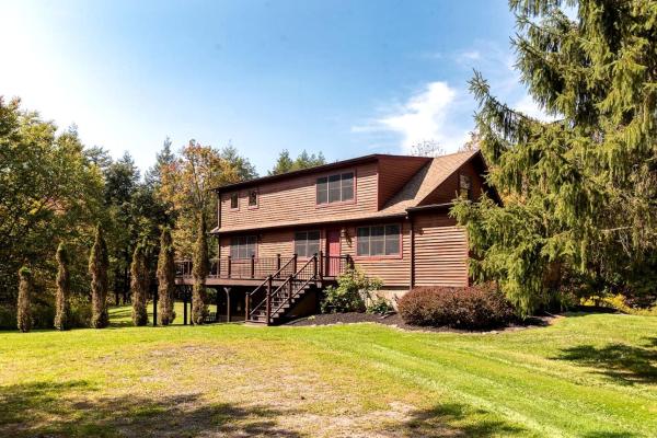 Rustic-chic Cabin Getaway With Wraparound Deck & Cozy Fireplace In Margaretville, New York - Margaretville, NY