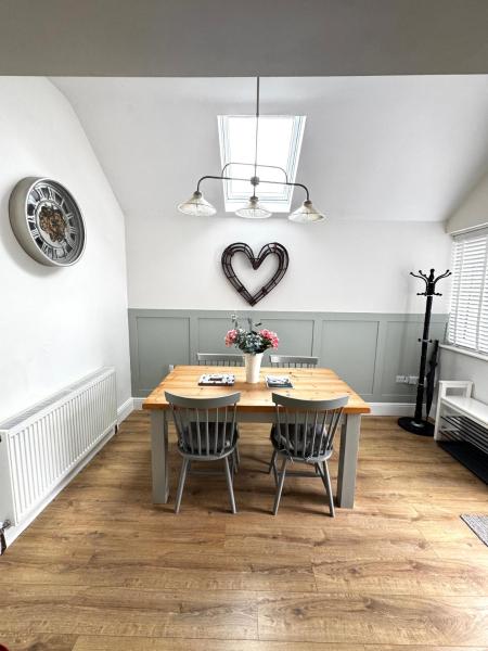 Wayside, Yorkshire Wolds Holiday Home, Sleeps 4, Parking - Driffield
