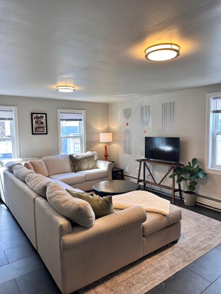 Bright 2-bedroom Apartment In Federal Hill With Parking, Walk To Atwells Ave - 普洛敦維士