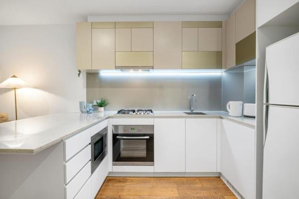 Melbourne Cbd 2 Bedroom Apartment With City Views Pool Gym And Steam Room Near Southern Cross Station - Tottenham