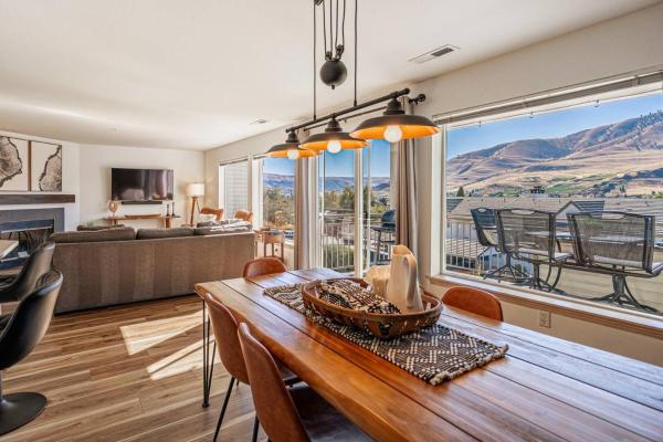 Cozy Condo In Chelan With Balcony & Views - Chelan, WA