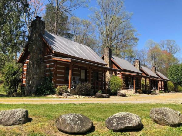 Bearfoot Bungalow- Tiny Cabin Getaway - Tennessee