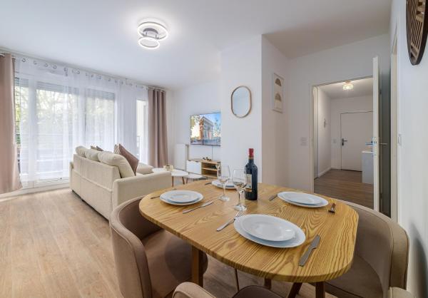 2 Bedroom Apartment For 6 With Private Parking - Elevator - High-speed Wifi - Pontault-Combault
