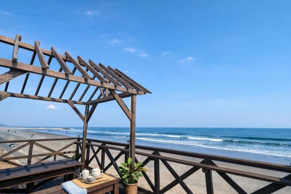 Aloha Beach Deck , Oceanfront, Stunning Sunrises - Kashima