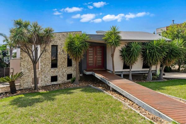 The Ultimate Family Entertainer. Bay Views, Spa & Games - Red Hill