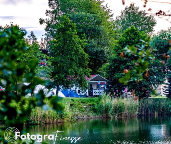 Rustykalne Drewniane Domki Nad Brzegiem Prywatnego Stawu, łAzienki Współdzielone - Pologne