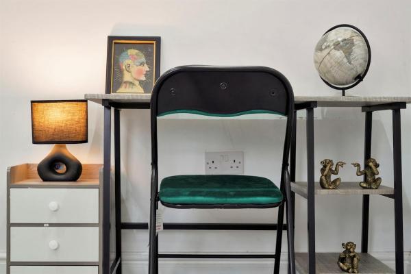 Newly Renovated 4 Bed Flat- Nuxley Road - Ilford