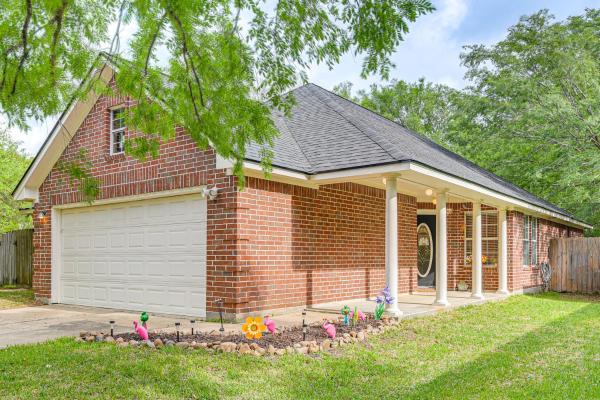 Explore Alvin! Charming Home Near College & Dtwn - League City, TX