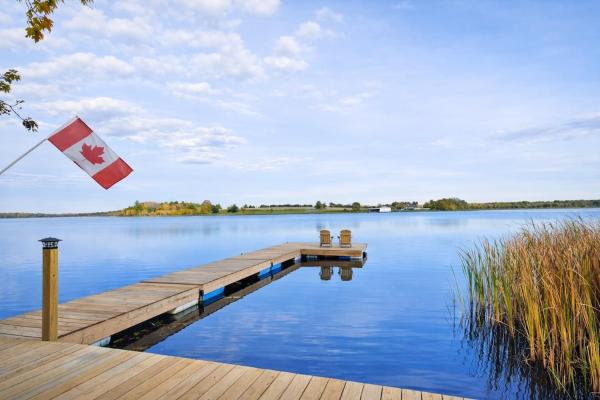 Lake Scugog Waterfront Escape With Fire Pit, Canoes & Kayaks And Games - Lindsay