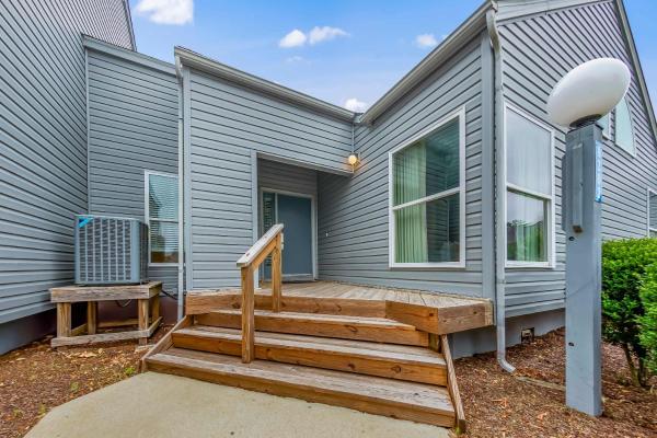 Lakefront Condo With Indoor & Outdoor Pools - New Bern - New Bern, NC