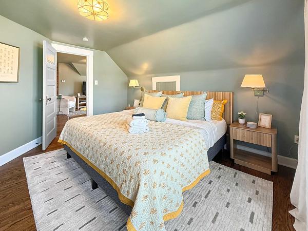 Cottagecore By The Shore - Cleveland, OH