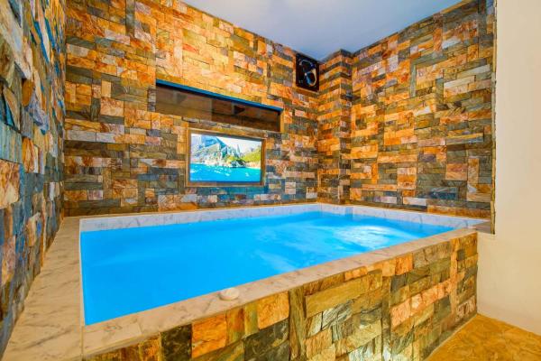 All Inclusive Tour Package With 6 Bedroom With Jacuzzi 1 Block From Lleras P11 - Medellín