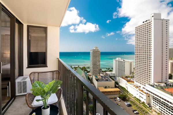 Breezy Condo With Pool & Beach Access - Honolulu, HI