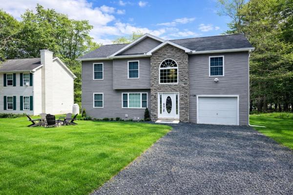 Luxury Retreat With Jacuzzi, Fire Pit And Playroom - Tobyhanna, PA