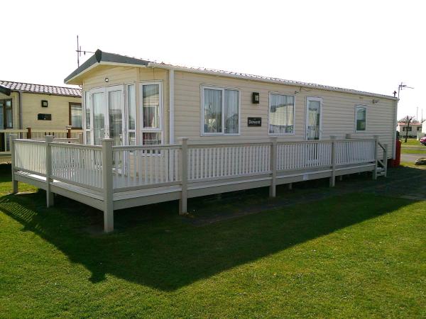 The Grange Ingoldmells Derwent 6 Berth Central Heated Wrap Around Decking - Ingoldmells