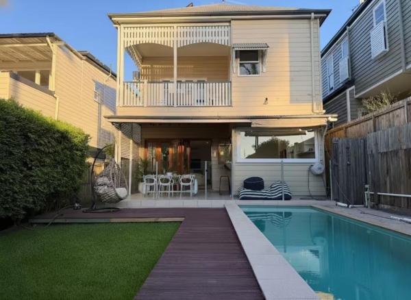 East Brisbane Federation-style Pool Villa - Brisbane