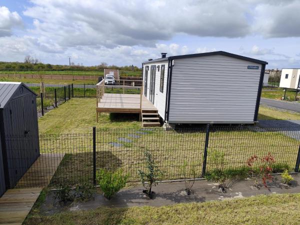 Mobil Home Num 13 , Se Situant Dans Un Parc De Résidence De Loisir Proche De La Mer - Isigny-sur-Mer