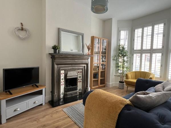 Modern 3-bed Home - Walk To Town & Metro - Sleeps 7 - Altrincham