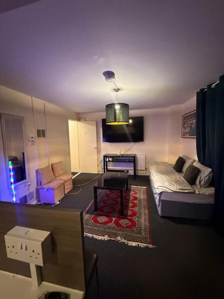 Full Flat By City Centre, Train Station & Hospital - Milton Keynes