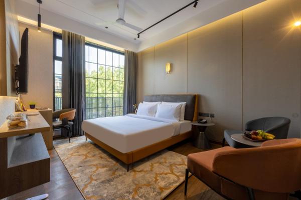 Saltstayz Premier - Noida, Near Sector 18 Metro Station - 諾伊達