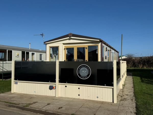 Sunnymede I3 - Fantasy Island - Hot Tub - Pet Friendly - Wi-fi Available - Meadow Lakes Caravan Hire - Ingoldmells