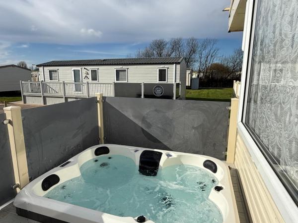 Sunnymede G20 With Hot Tub - Pet Friendly, Wifi, Bed Linen - Meadow Lakes Caravan & Lodge Hire - Anderby Creek