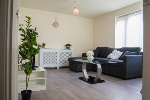Modern 3-bed House Leeds, Sleeps 7, Parking, Wi-fi - Leeds
