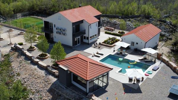 Vila Agape With A Pool, Football And Tennis Court - Brela