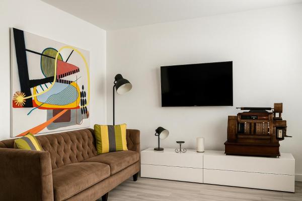 Detroit 4br Home | Bathtub & Pet Friendly Stay - Dearborn, MI