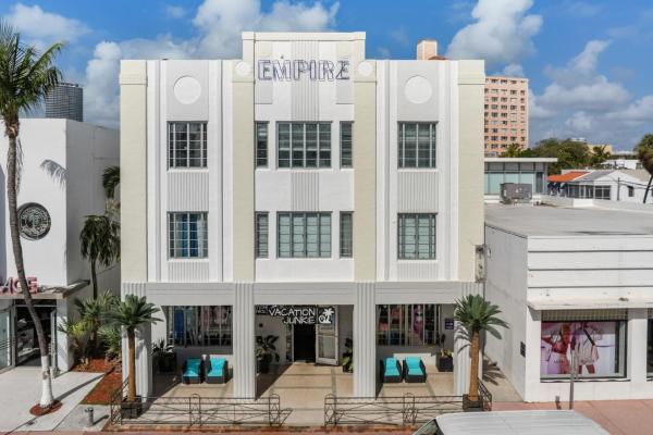 Walk To Beach & Ocean Drive | Pet-friendly - Miami Beach, FL