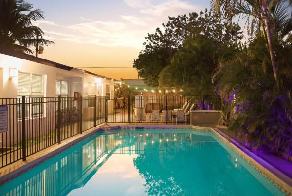 Private Home, King Room- Pool & Patios - Near Beaches & Dining - Fort Lauderdale