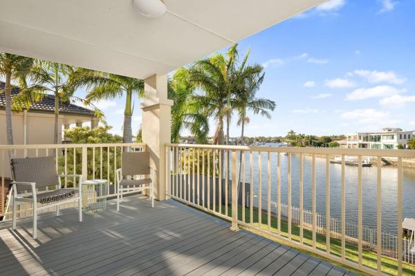Banksia Waterfront Retreat - Brisbane