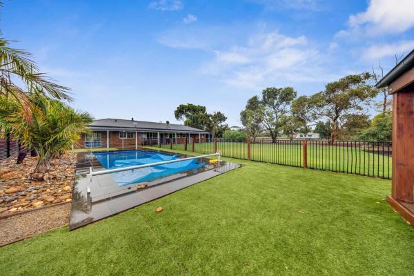 Luxe Farmhouse With Solar Heated Pool And Bbque - Geelong