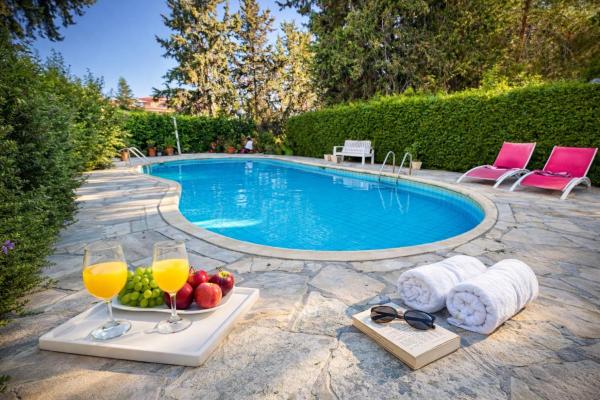 Ibiscus Pool & Garden Apartment Walk To Beach, Harbour & Castle, Kato Paphos - Paphos