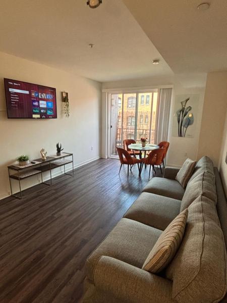 Beautiful Panoramic 2br View & Balcony - Los Angeles, CA